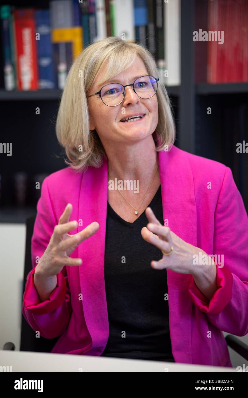 PRODUCTION - 14 May 2025, Hesse, Gießen: The perceptual psychologist ...