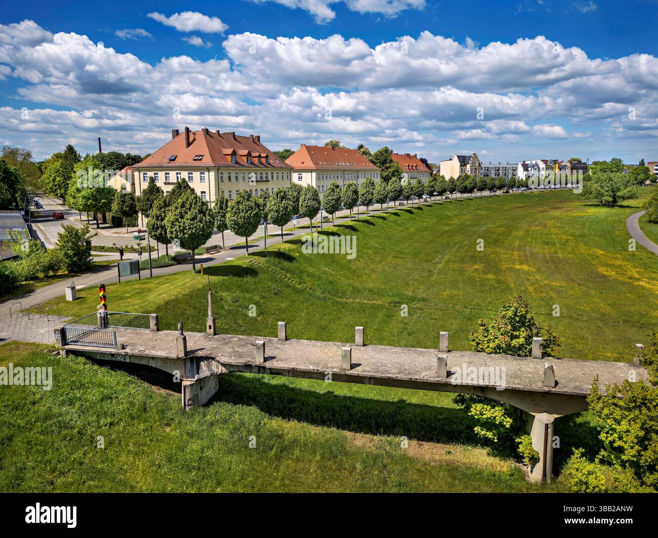 Blick über die Neiße auf Forst Lausitz DEU/Brandenburg/ Forst/Lausitz Â ...