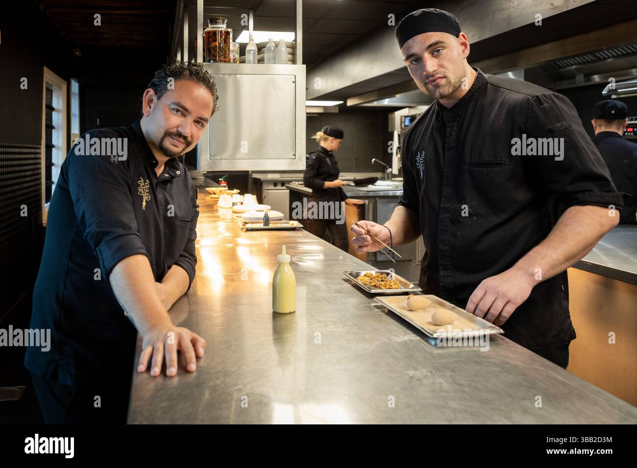 ZWOLLE - Chef Nelson Tanate and Jimmie Boer (l-r) in the kitchen of the ...