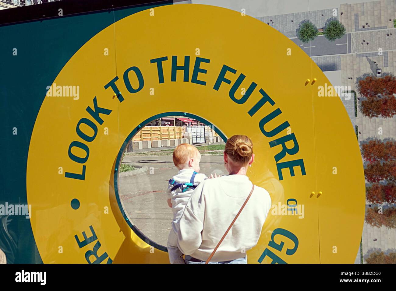 Glasgow, Scotland, UK. 14th May, 2025. Prince albert statue hoisted ...