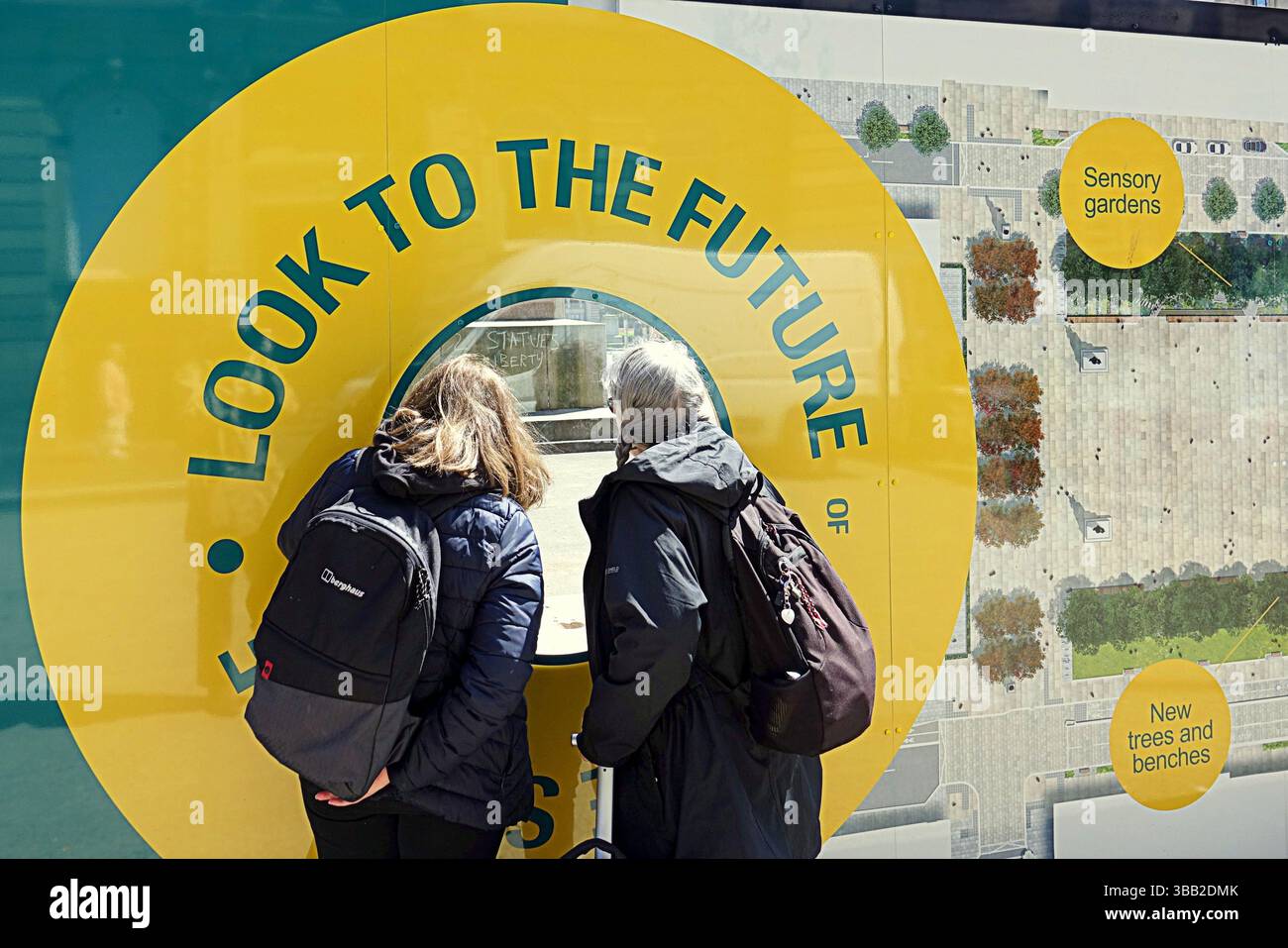 Glasgow, Scotland, UK. 14th May, 2025. Prince albert statue hoisted ...