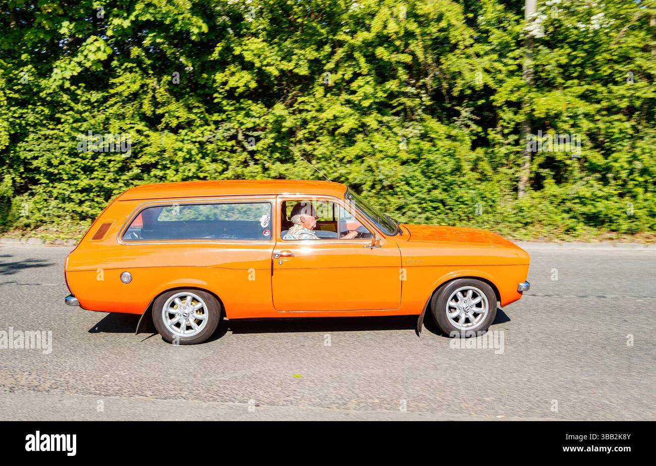 side view orange vintage classic 1977 Ford Escort Estate TVX541R ...