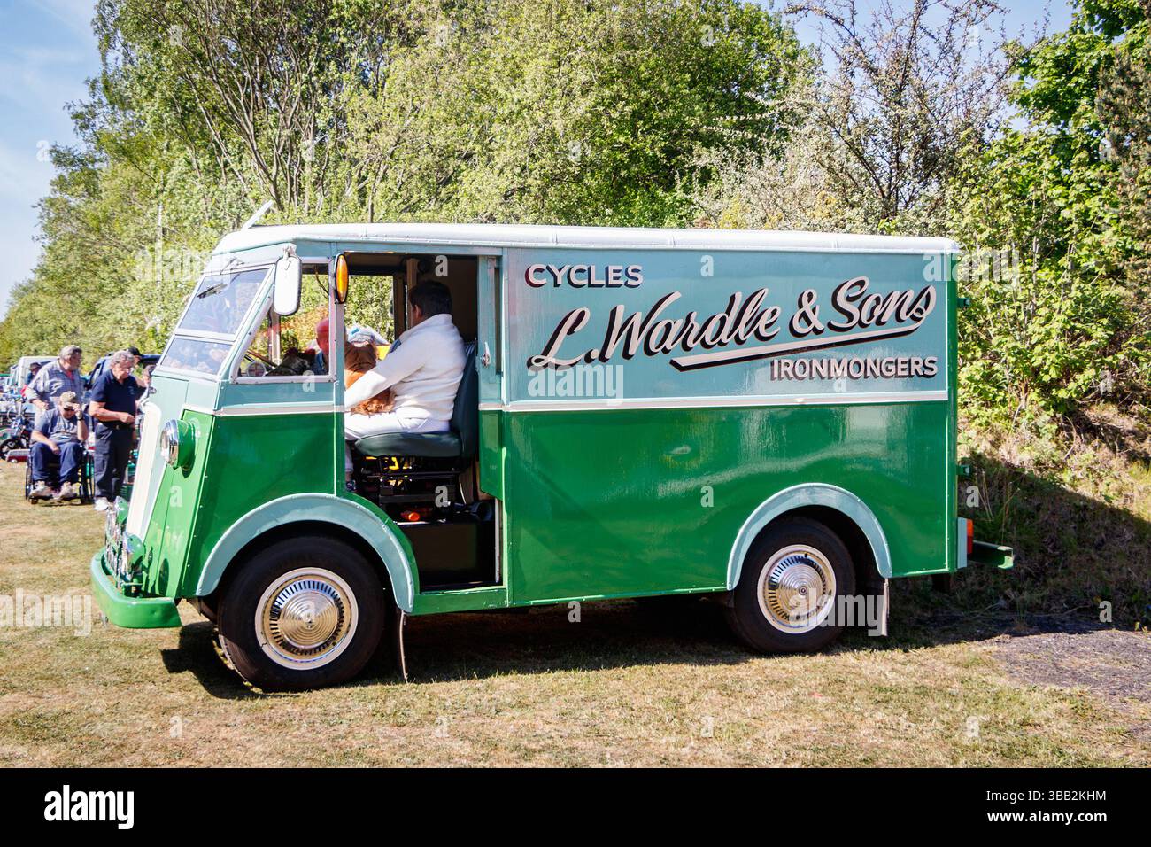 vintage green morris commercial van vehicle L.Wardle & sons ironmongers ...