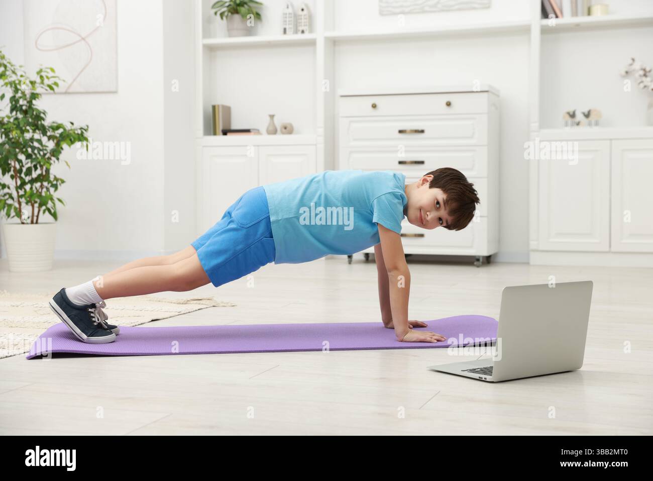 Home online training boy hi-res stock photography and images - Alamy