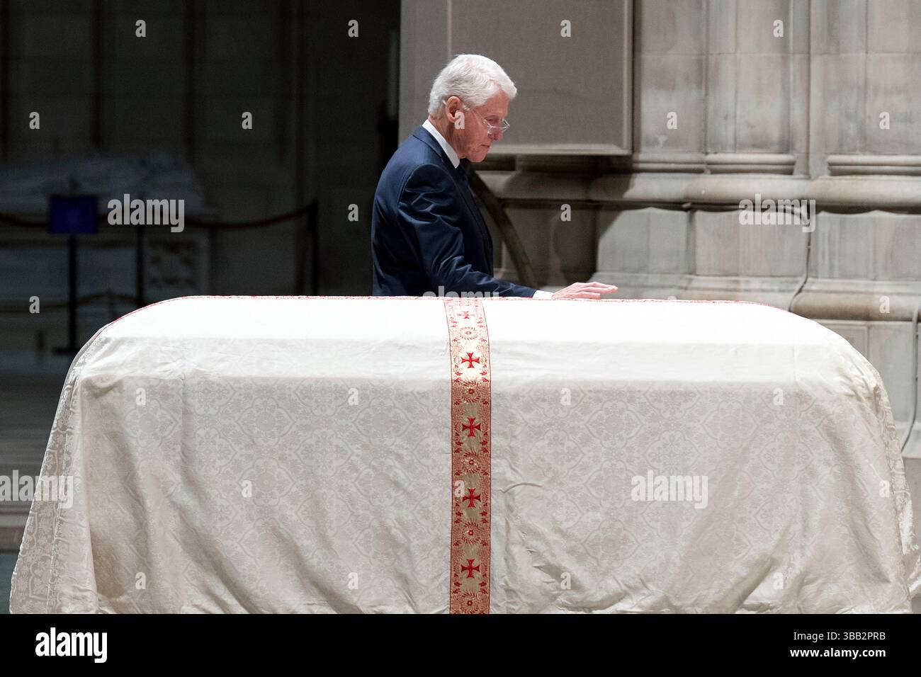 Former President Bill Clinton touches the casket of former Labor ...