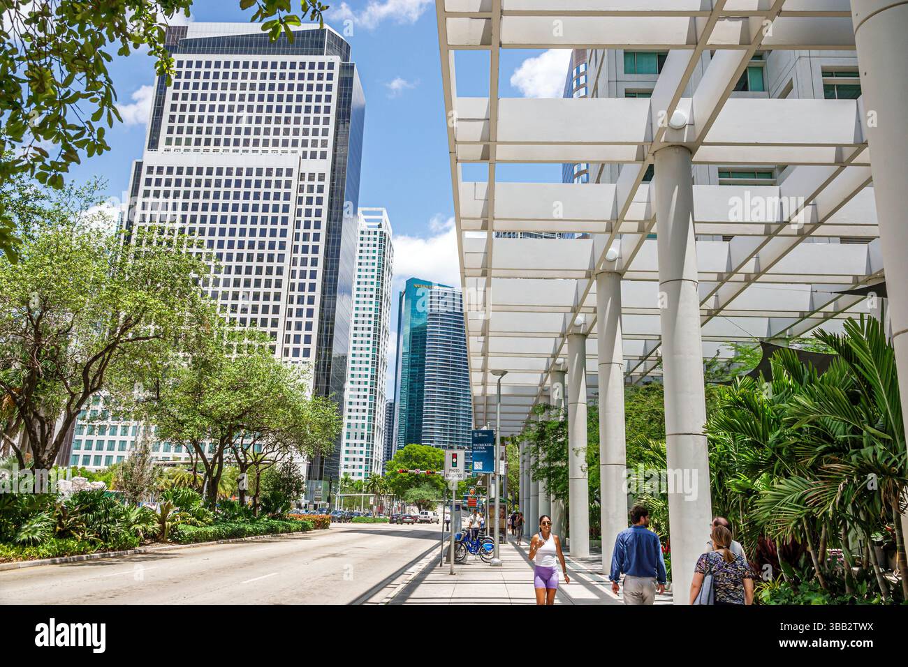 Sidewalk pedestrian shade canopy hi-res stock photography and images ...