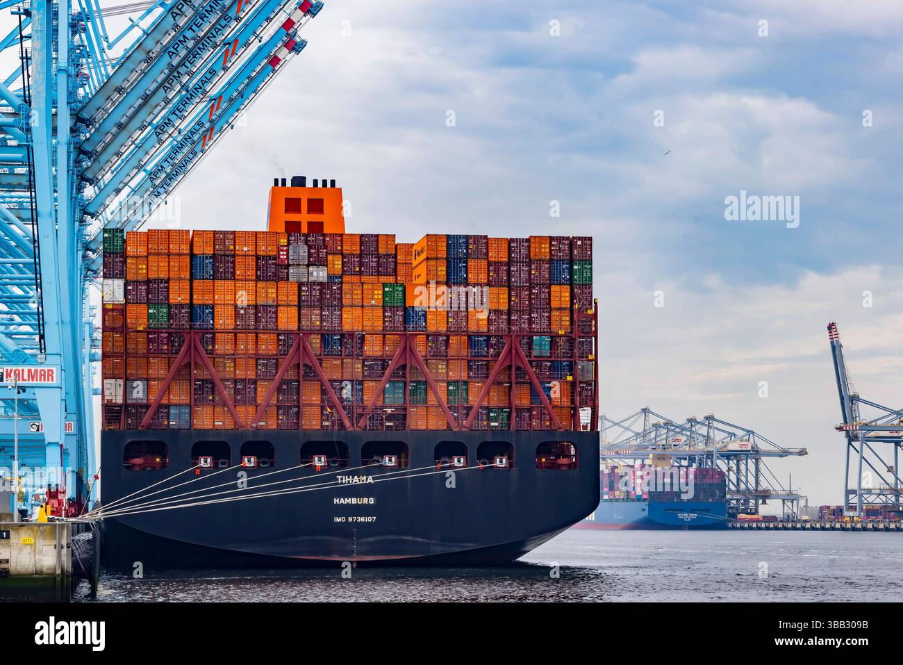 Containerschiff Tihama von Hapag Lloyd. Das ULCV gehört mit einer Länge von 400 Metern zu den ...