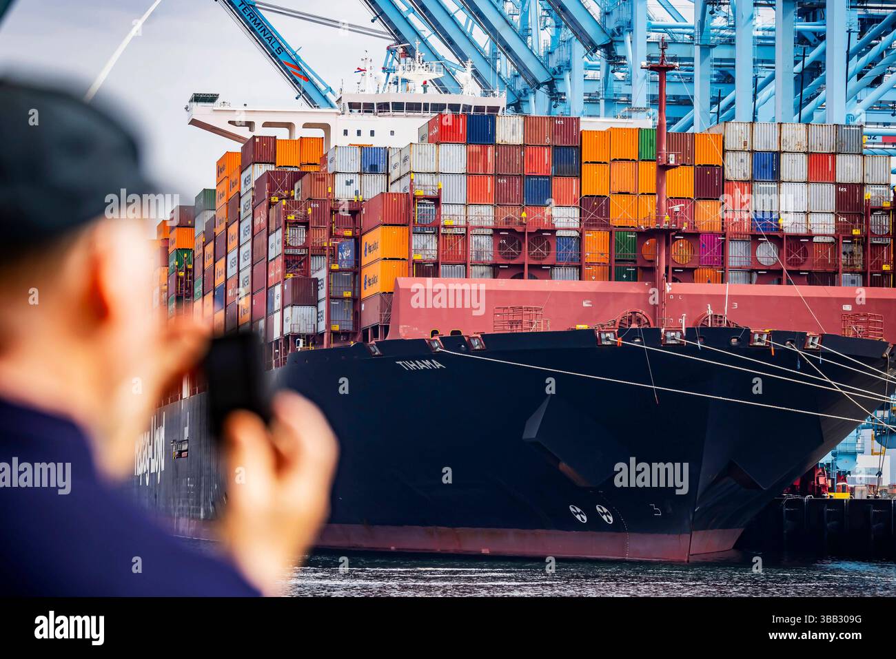 Containerschiff Tihama von Hapag Lloyd. Das ULCV gehört mit einer Länge ...
