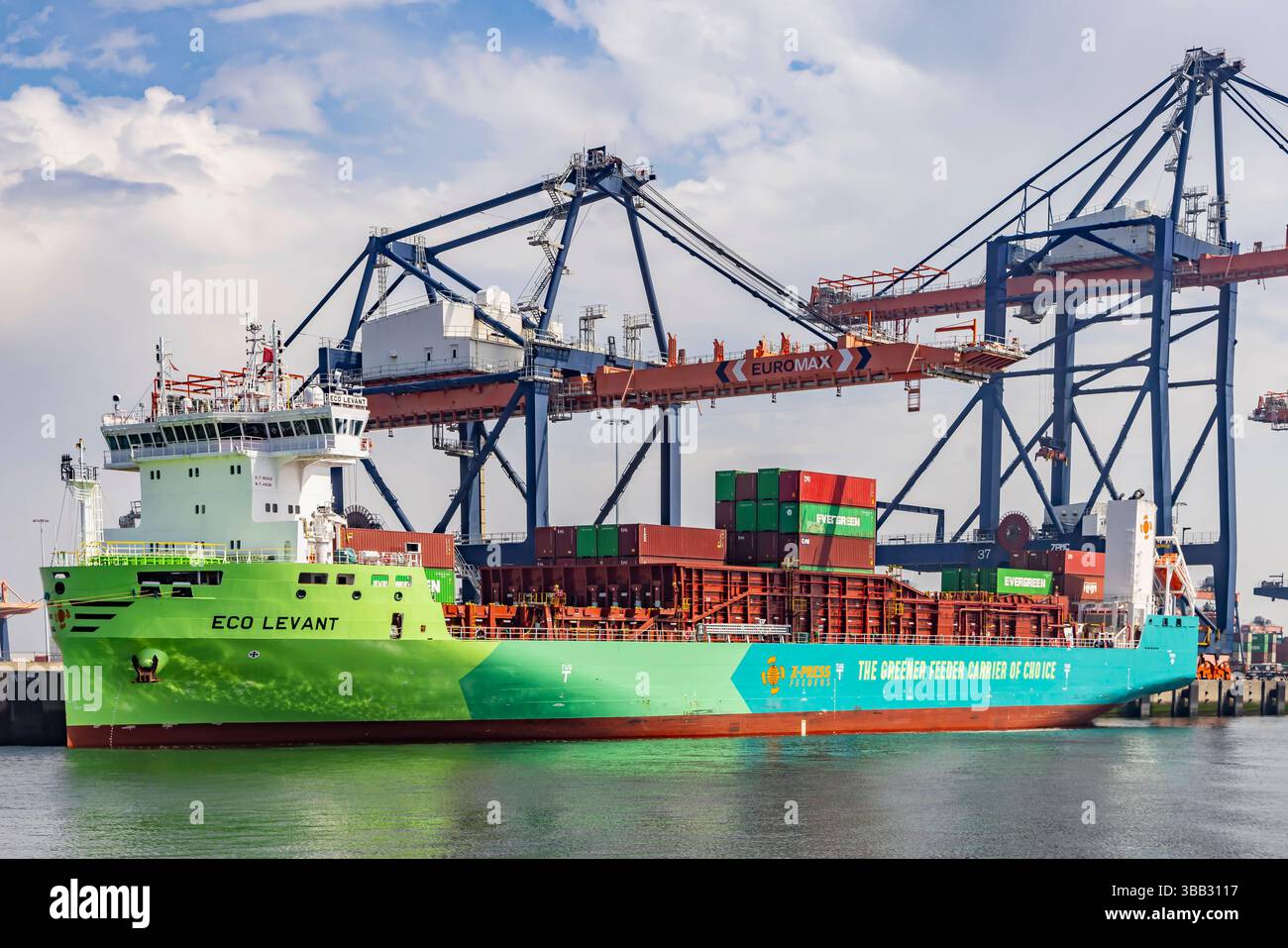 Das unter französischer Flagge fahrende Containerschiff ECO LEVANT ...