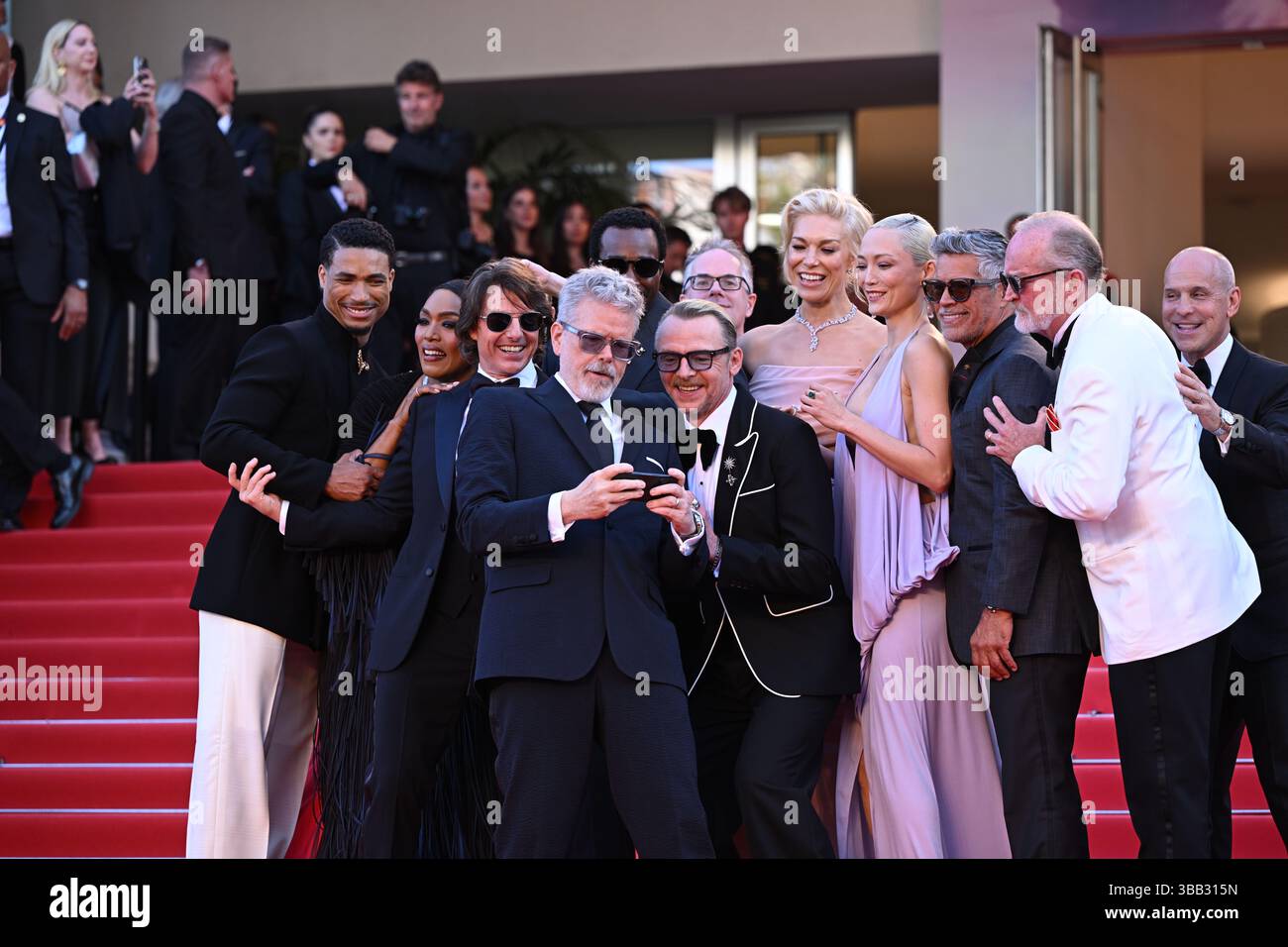 (left to right) Greg Tarzan Davis, Angela Bassett, Tom Cruise ...
