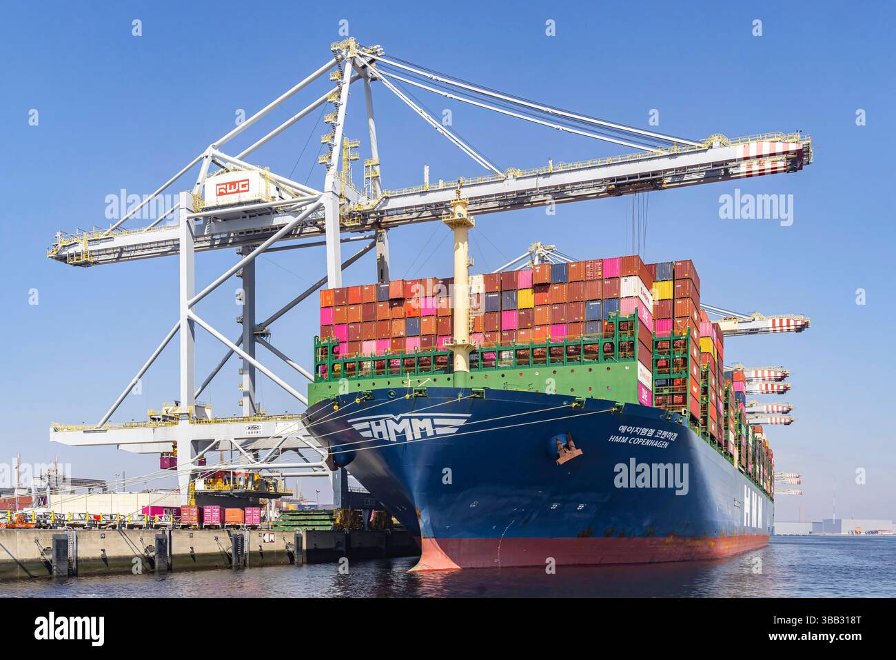 Das Containerschiff HMM Copenhagen hat eine Länge von 399,9 Meter. RWG ...