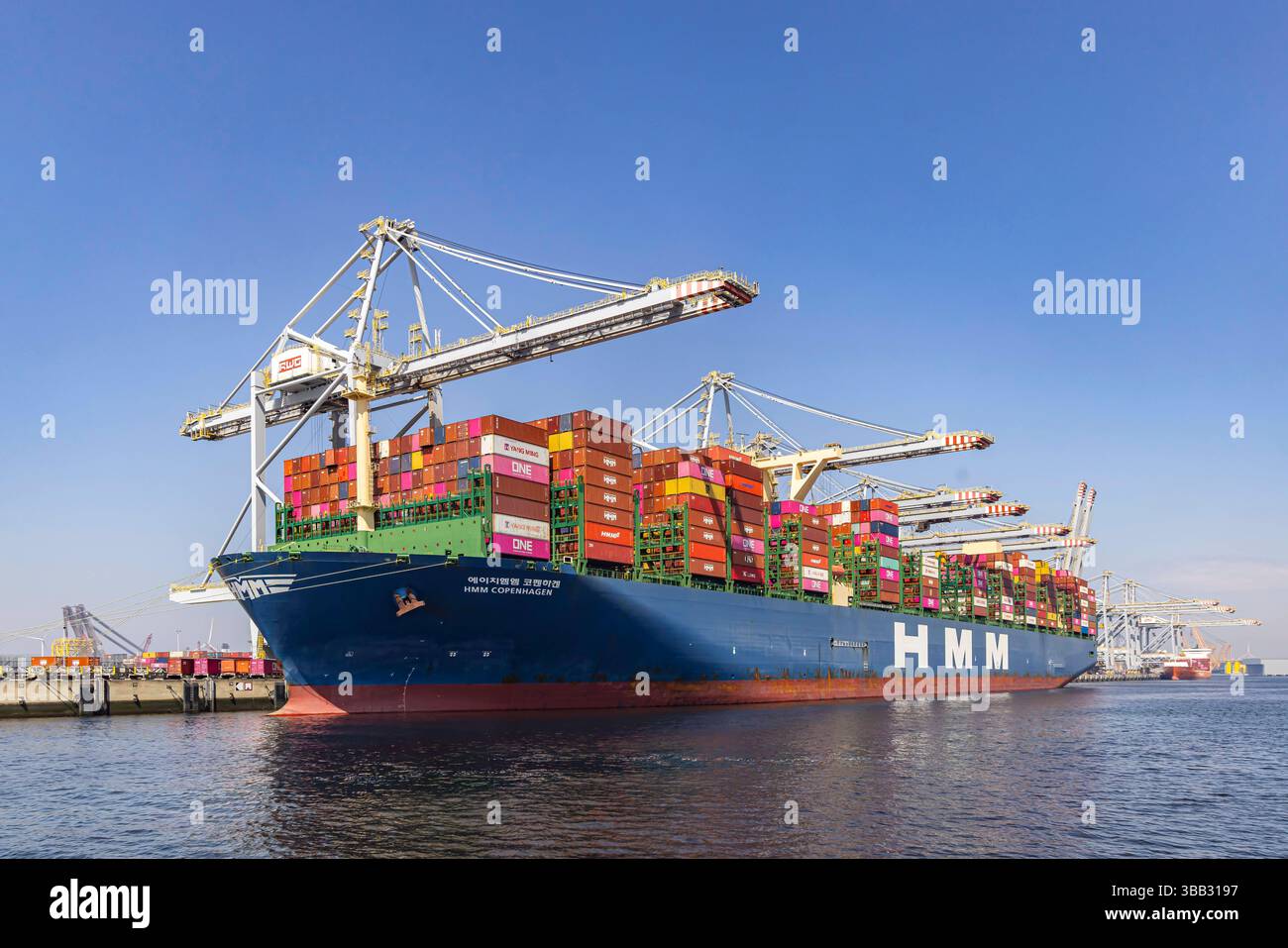 Das Containerschiff HMM Copenhagen hat eine Länge von 399,9 Meter. RWG ...