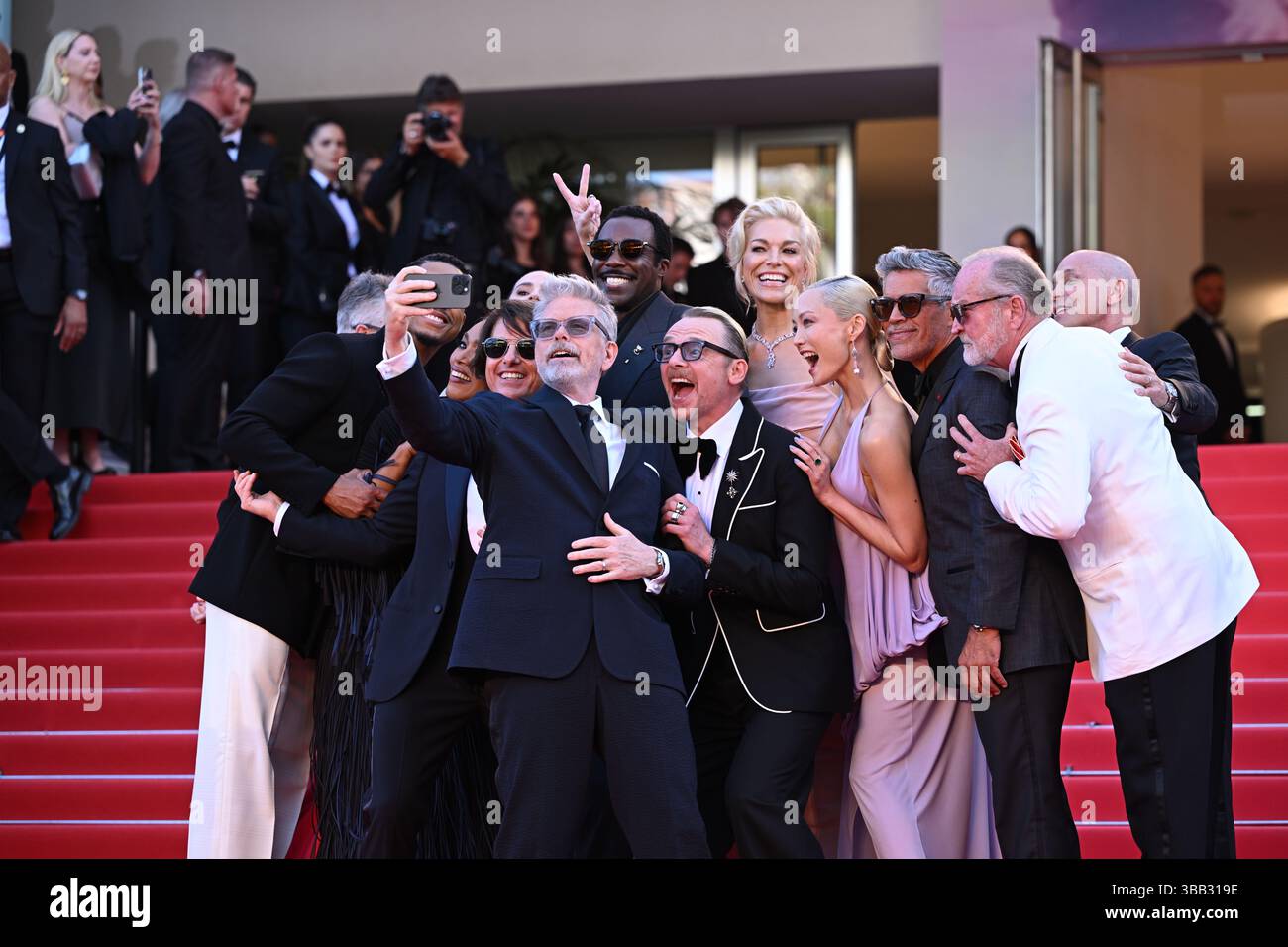 (left to right) Greg Tarzan Davis, Angela Bassett, Tom Cruise ...