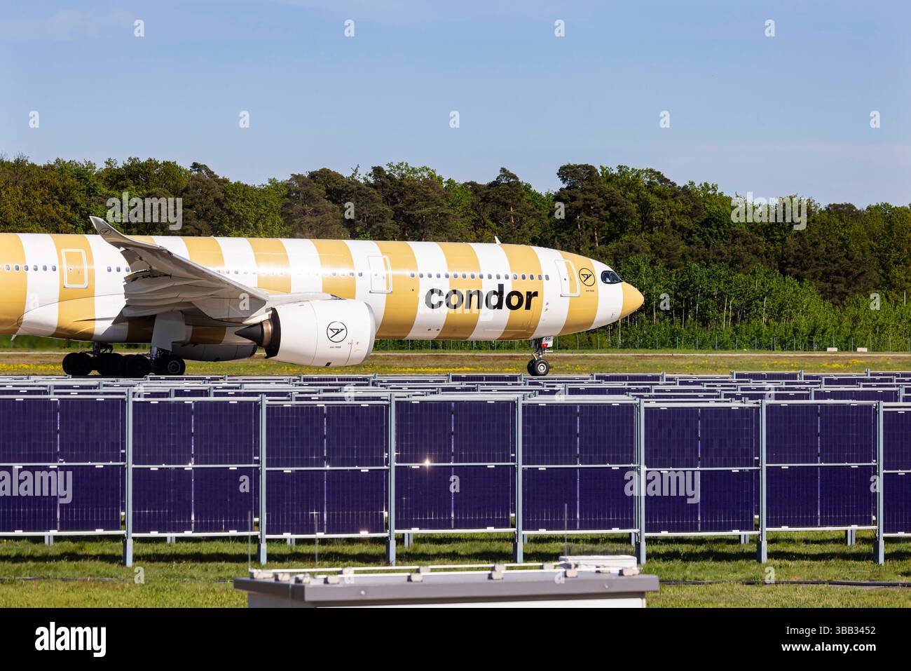 Vertikale Photovoltaik-Anlage am Flughafen Fraport in Frankfurt am Main ...