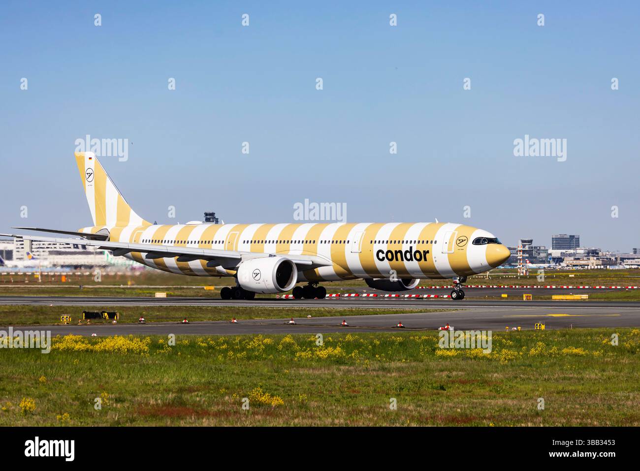 Flughafen Fraport in Frankfurt am Main. Flugzeug vor dem Start ...