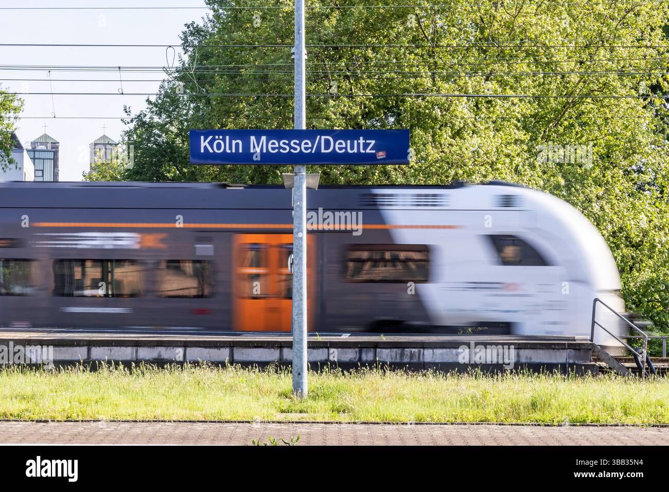 Bahnhof Köln Messe Deutz. Stadtansicht von Köln. // 30.04.2025. Köln ...