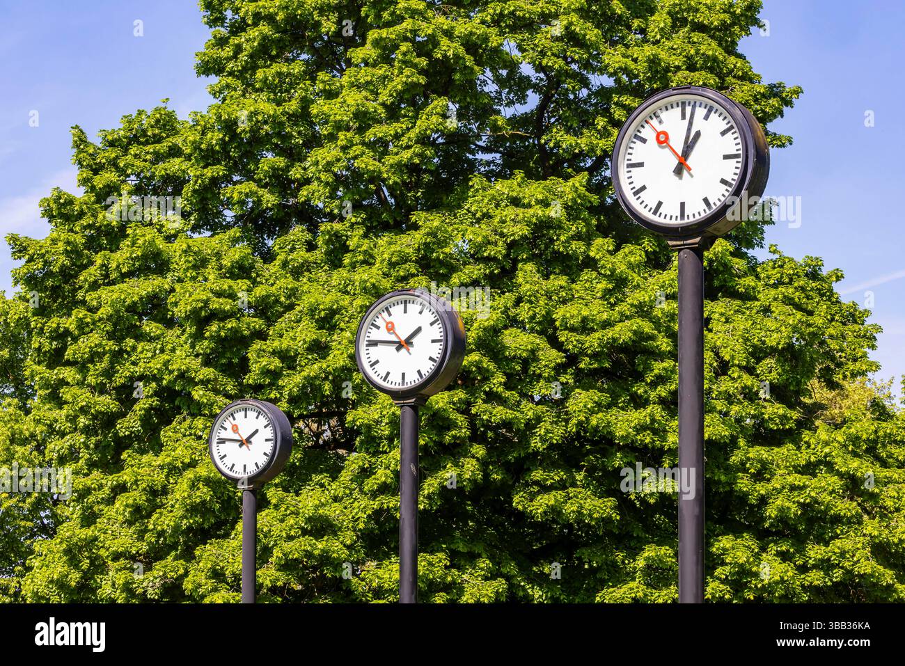 Kunstwerk Zeitfeld, 24 synchron laufende Bahnhofsuhren im Volksgarten ...