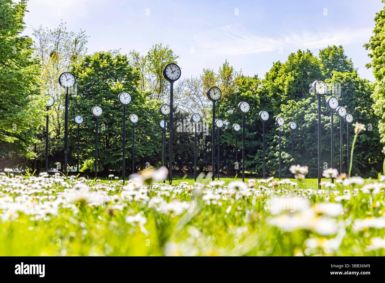 Kunstwerk Zeitfeld, 24 synchron laufende Bahnhofsuhren im Volksgarten ...