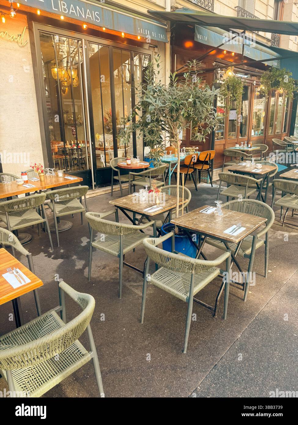 Parisian bistro hi-res stock photography and images - Alamy