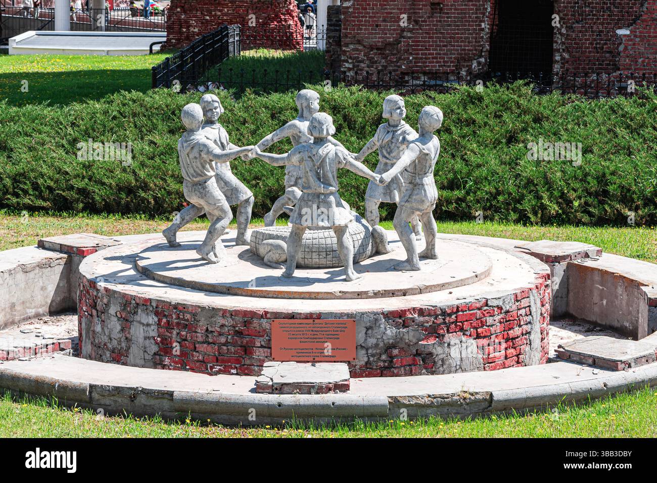 VOLGOGRAD, RUSSIA - MAY 8, 2025: Barmal Fountain Children's round dance ...
