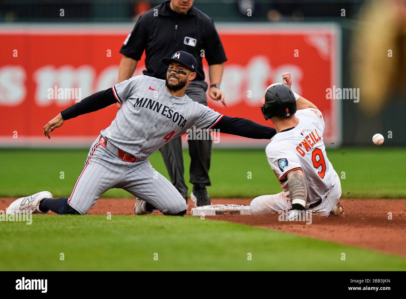 Baltimore Orioles' Tyler O'Neill (9) steals second base in front of ...