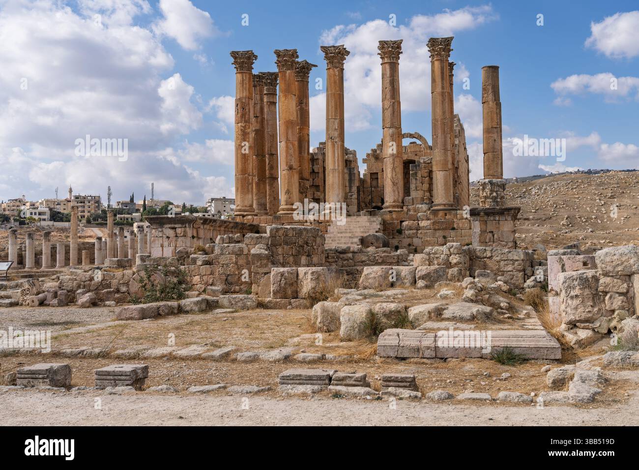Corinthian columns surround temple hi-res stock photography and images ...