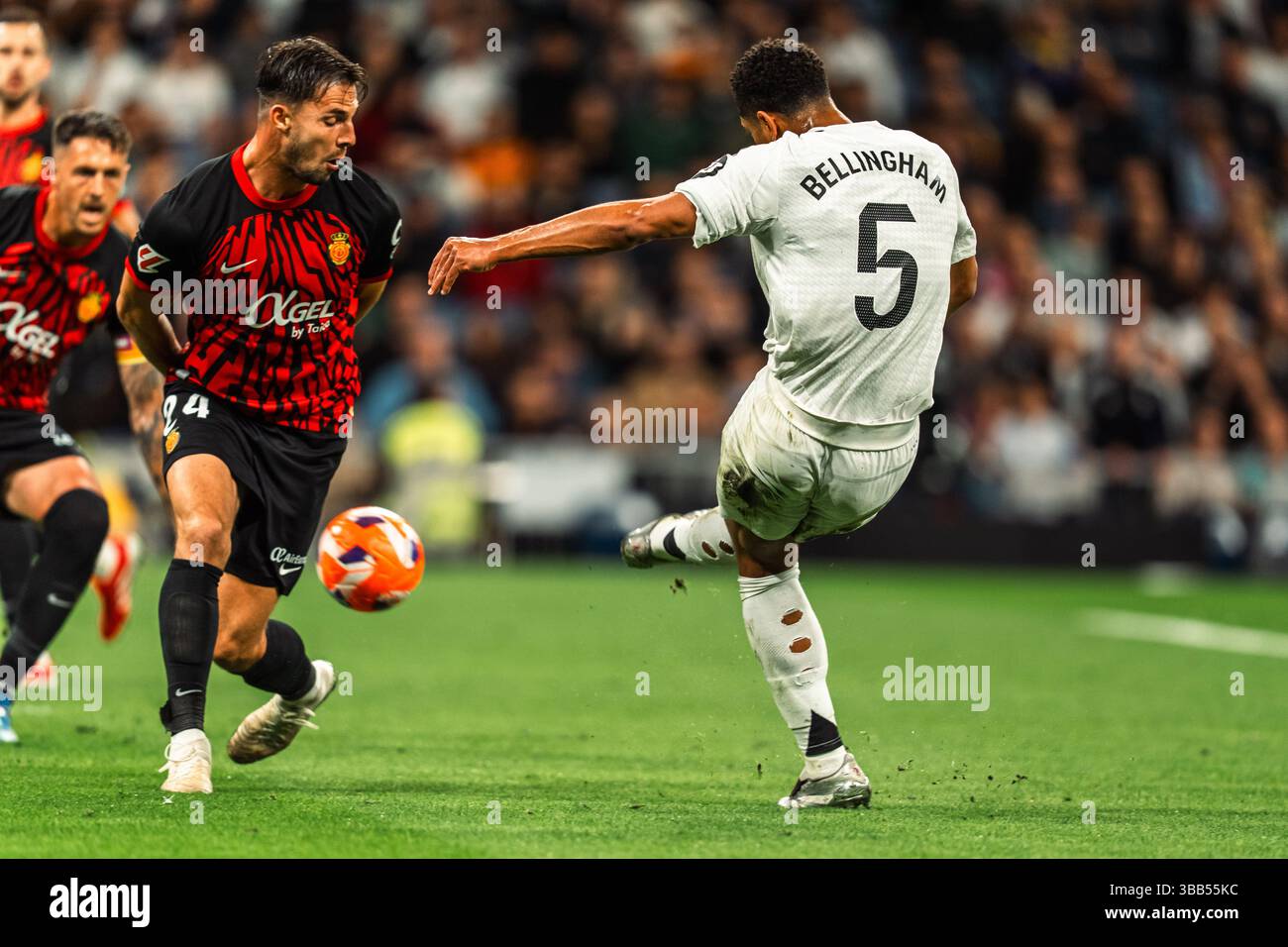 Jude Bellingham of Real Madrid CF and Martin Valjent of RCD Mallorca ...