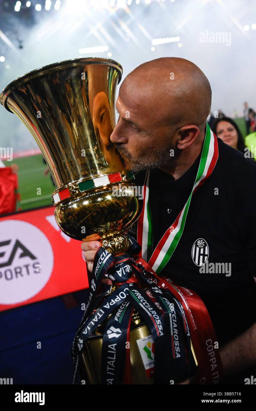 Coach Vincenzo Italiano of Bologna FC celebrate after winning the Coppa ...