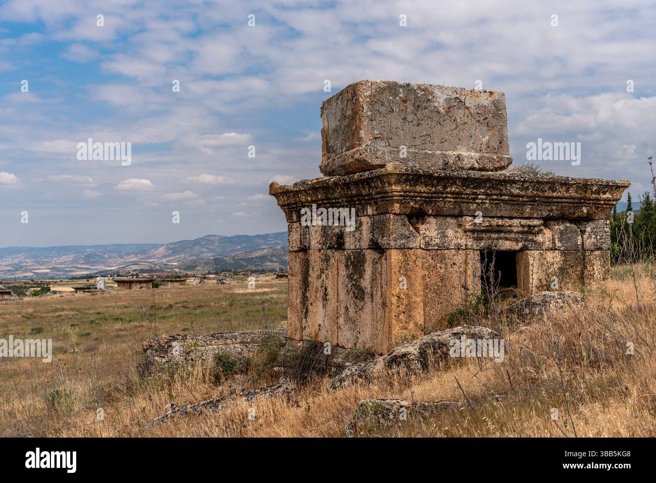 Square tomb heavy stone hi-res stock photography and images - Alamy