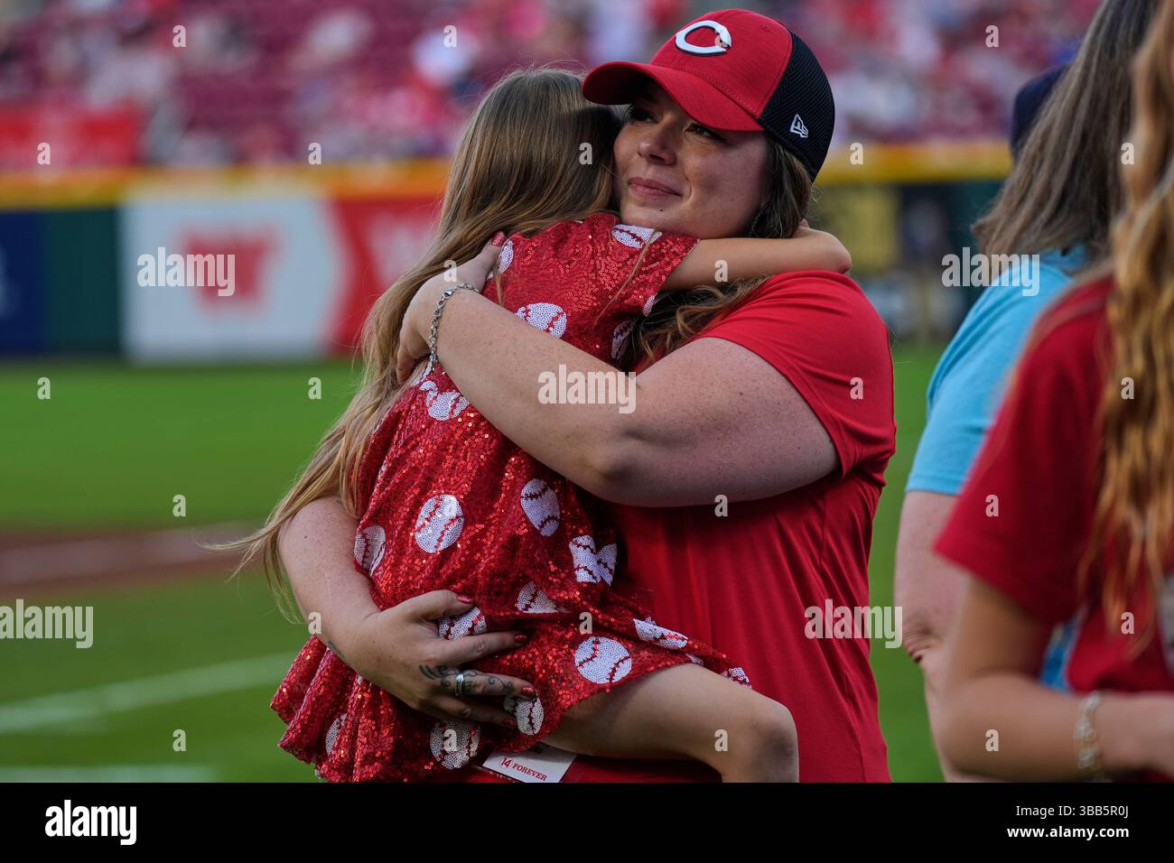 Pete Rose's daughter Cara Rose hugs Rose's granddaughter Jolie during ...
