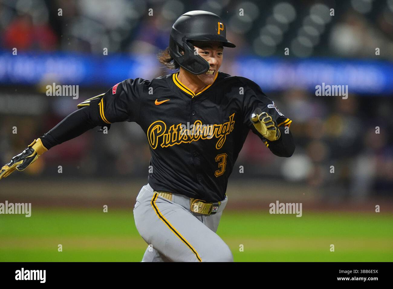 Pittsburgh Pirates' Ji Hwan Bae runs to first base for a single during ...