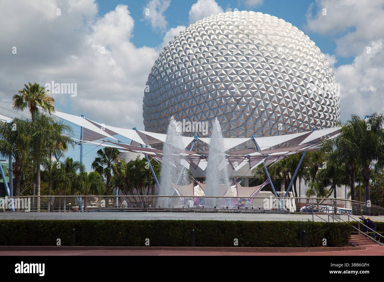 A Fountain and Spaceship Earth, Epcot amusement park, Disney World ...