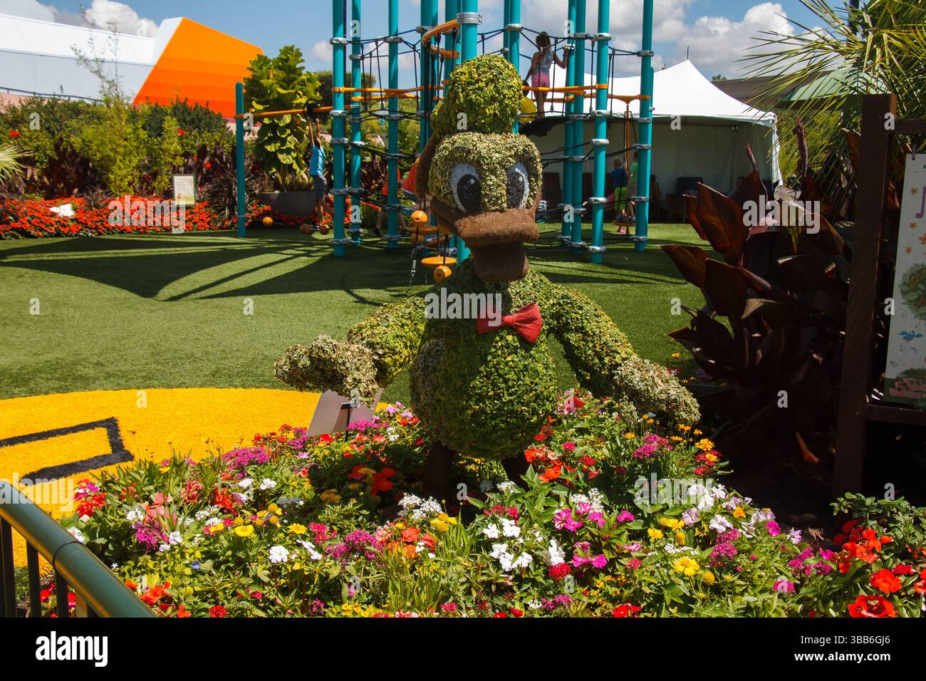 The Donald Duck cartoon character at the flower and garden topiary ...