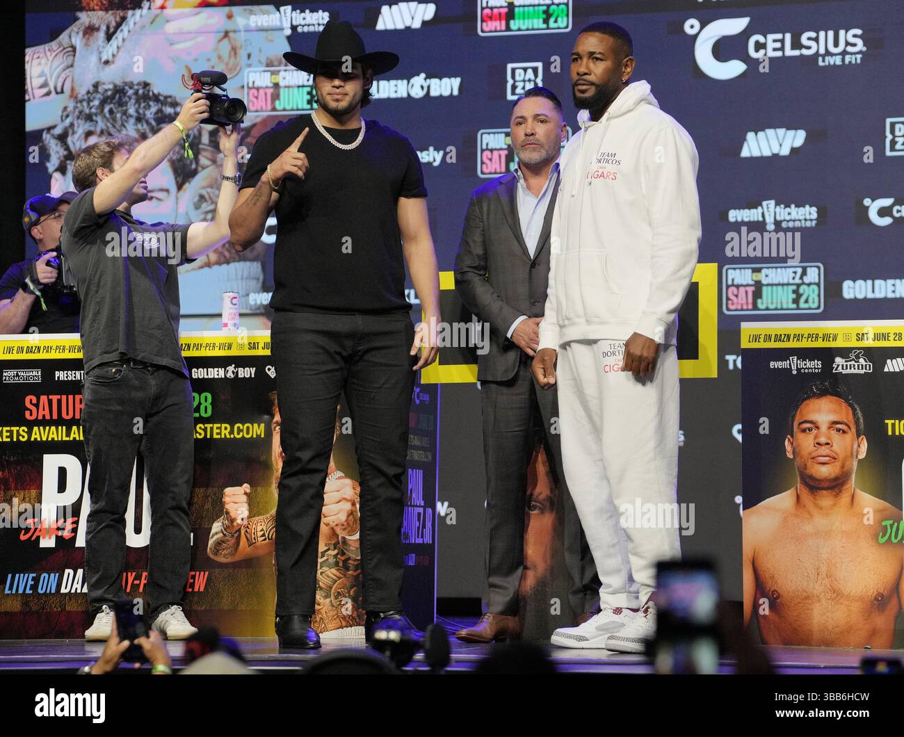 Los Angeles, USA. 14th May, 2025. (L-R) Gilberto 'Zurdo' Ramírez, Oscar ...