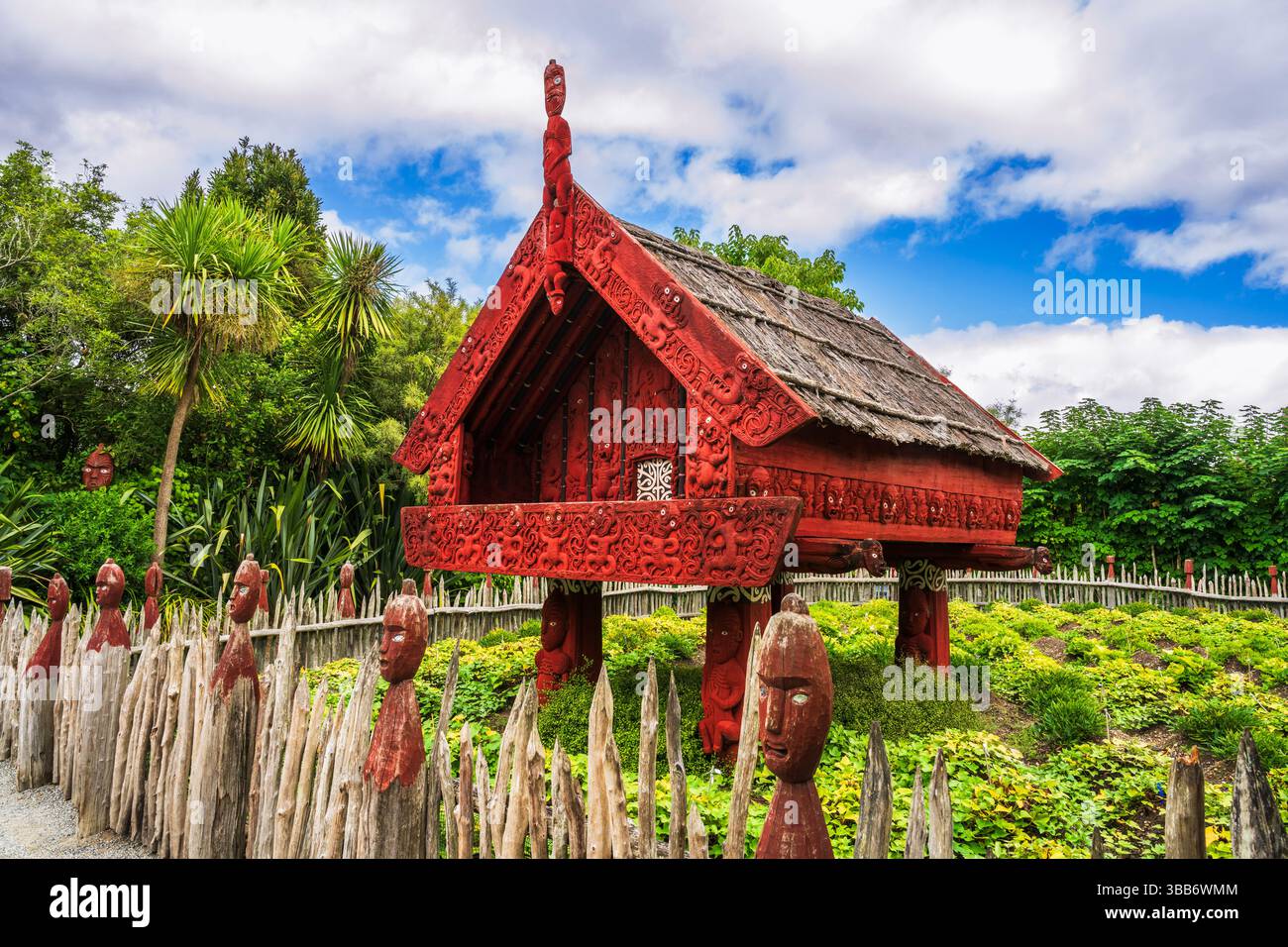 Maori building and carvings in Te Parapara Garden, Hamilton Gardens ...