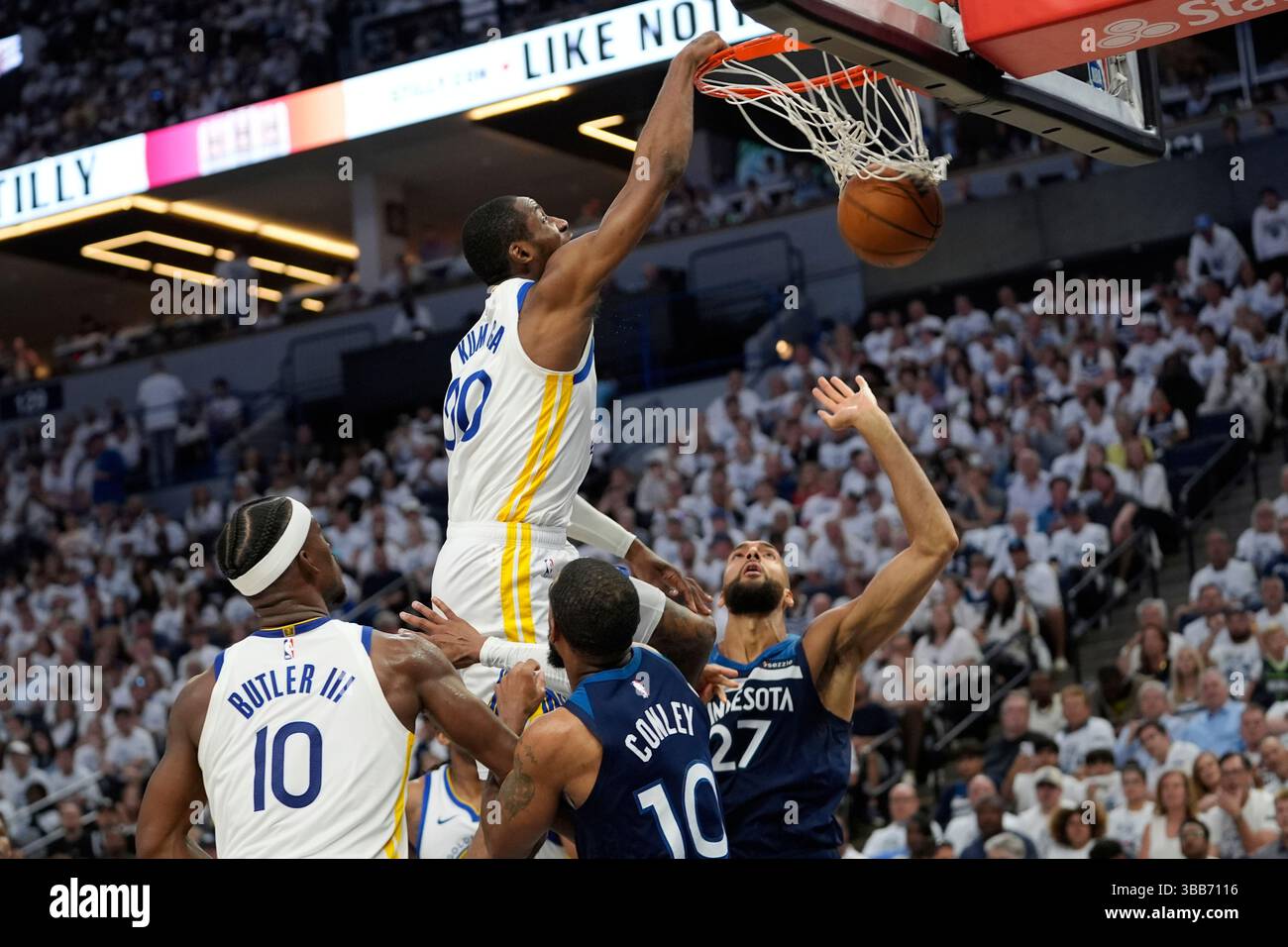 Golden State Warriors forward Jonathan Kuminga (00) dunks over ...