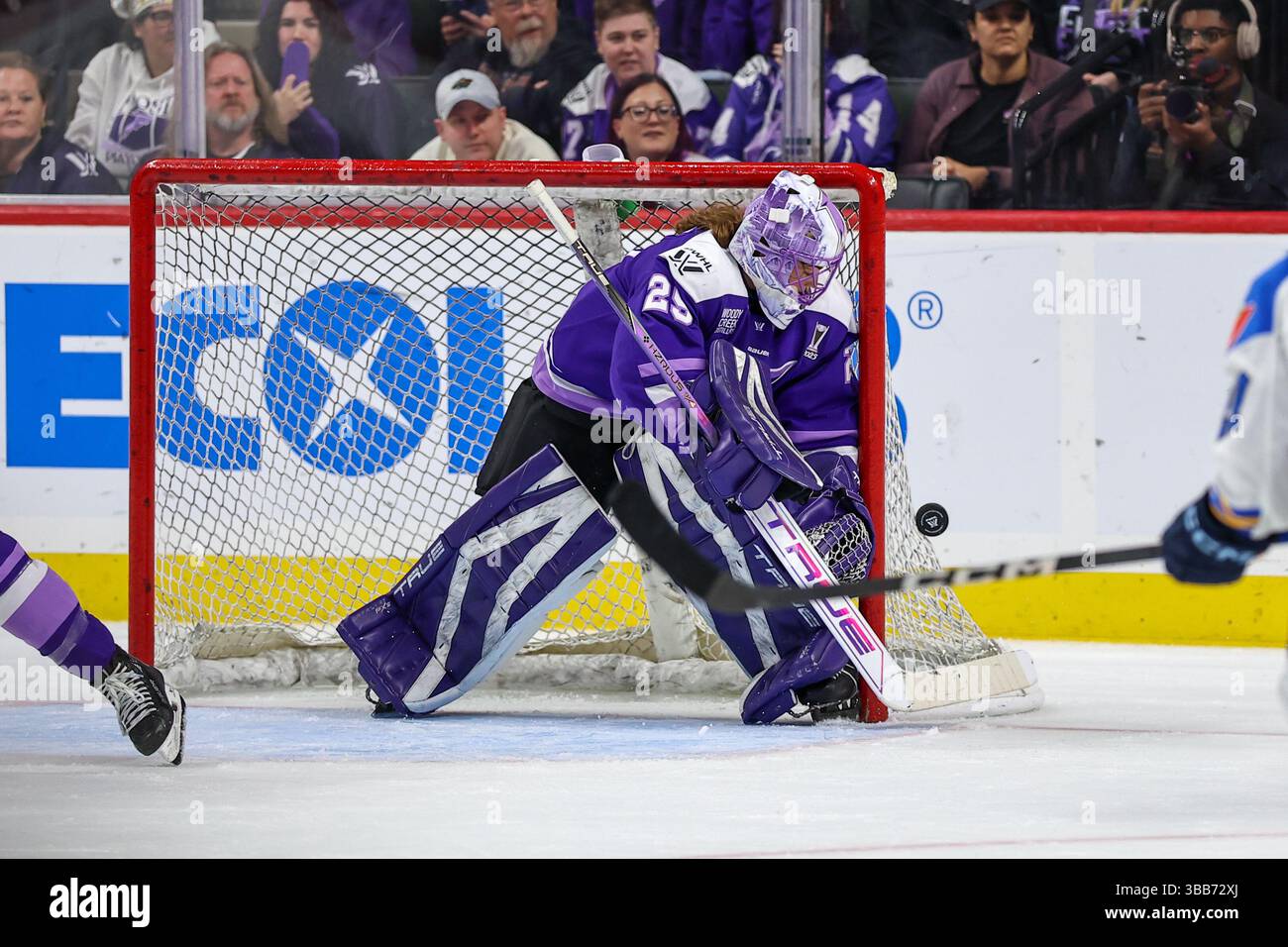 St. Paul, USA. 14th May, 2025. May 14th, 2025: Minnesota Frost goalie Nicole Hensley (29) makes ...