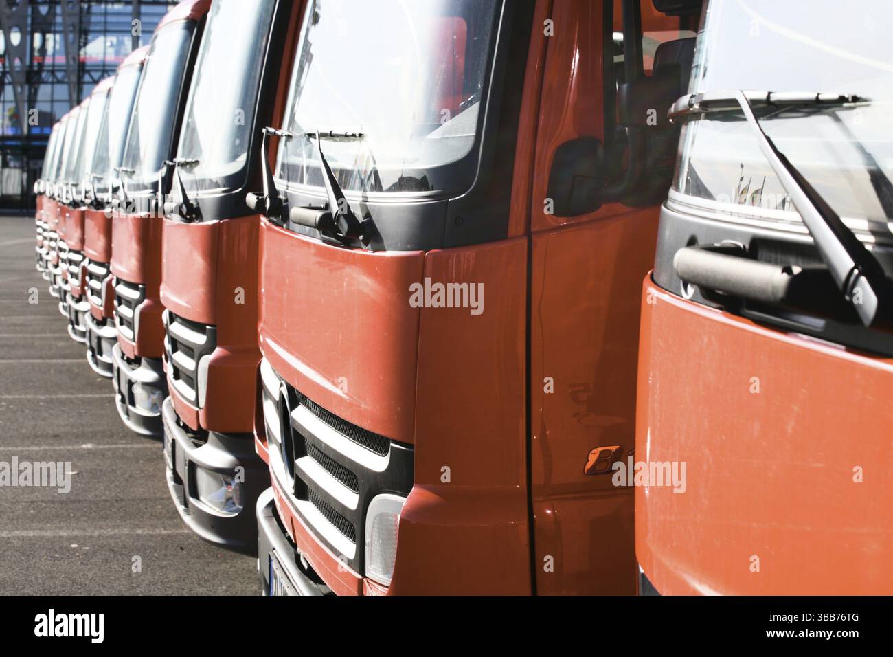 Empty trucks lorries parked hi-res stock photography and images - Alamy