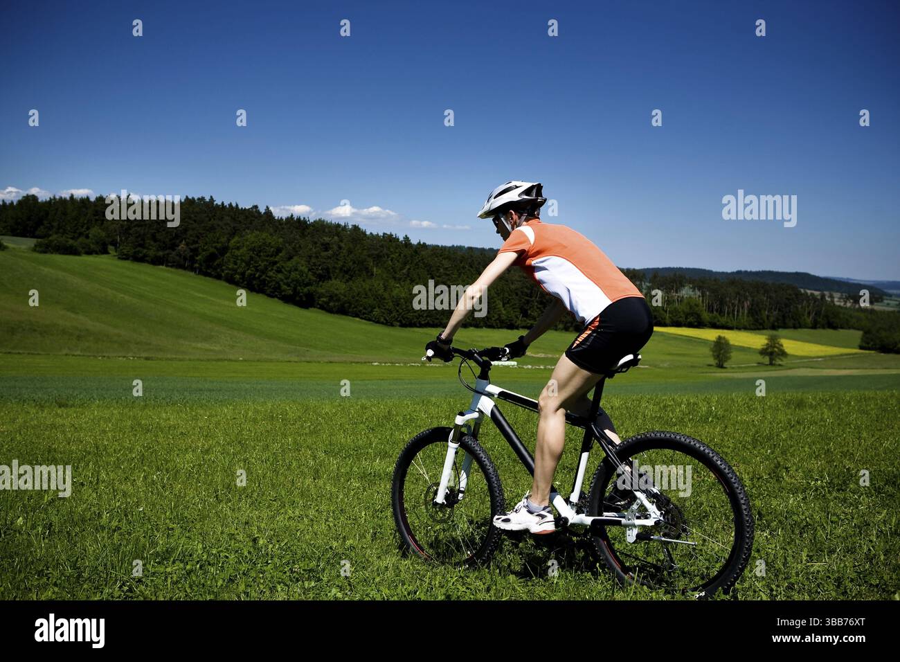 Cycling scenery hi-res stock photography and images - Alamy