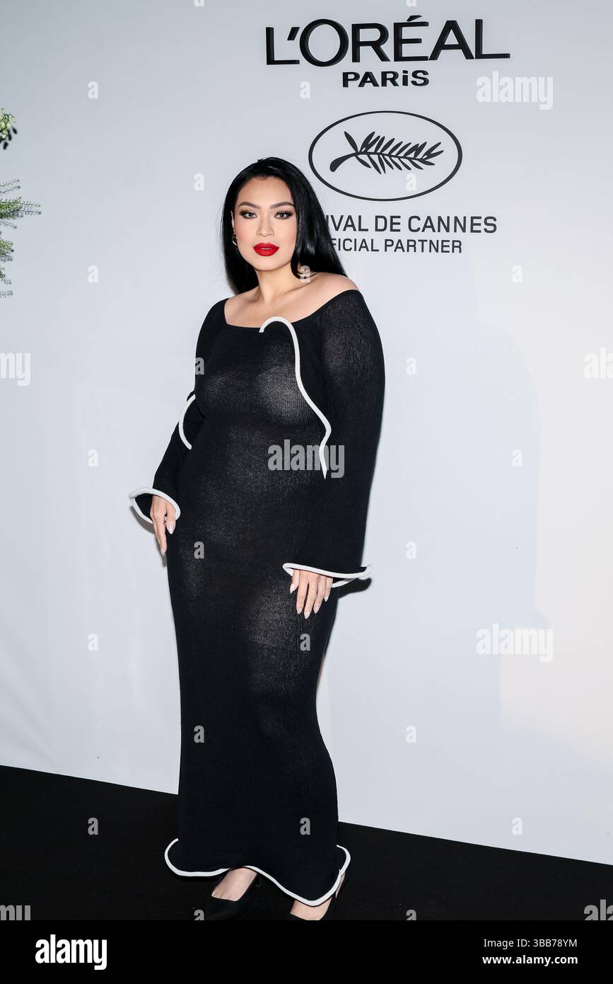 CANNES - MAY 14: Stephanie Valentine attends the "Women of Worth Dinner ...