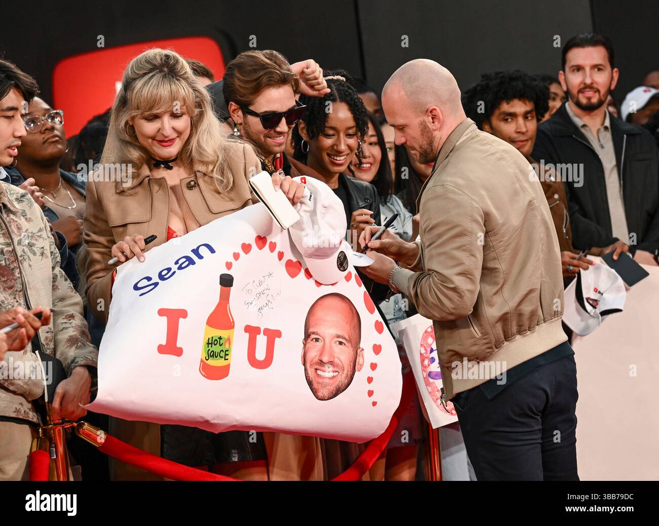 An excited fan after Sean Evans signed her poster at YouTube TV's ...