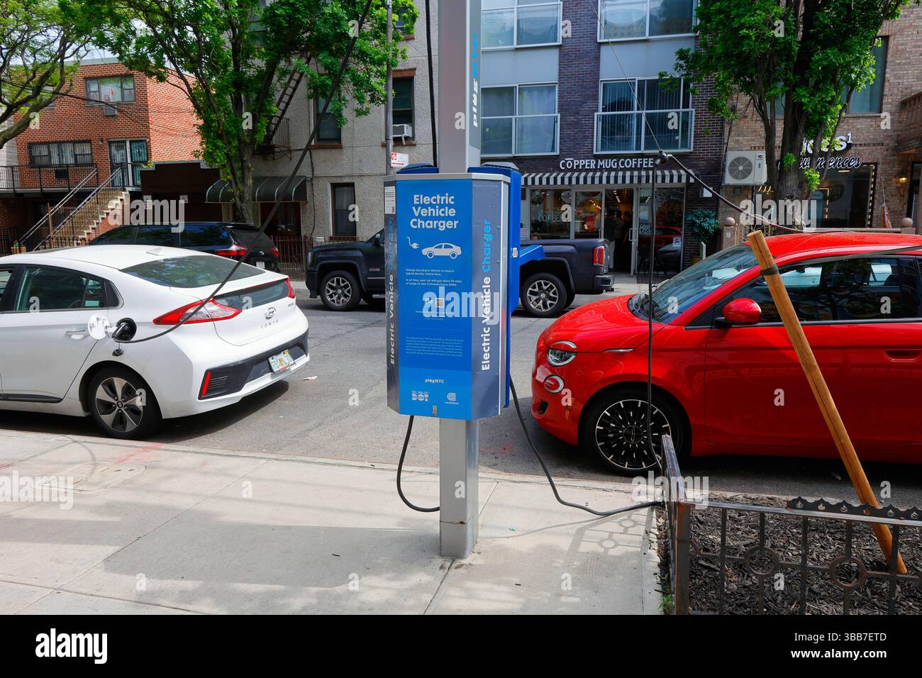 Curbside charging station hi-res stock photography and images - Alamy