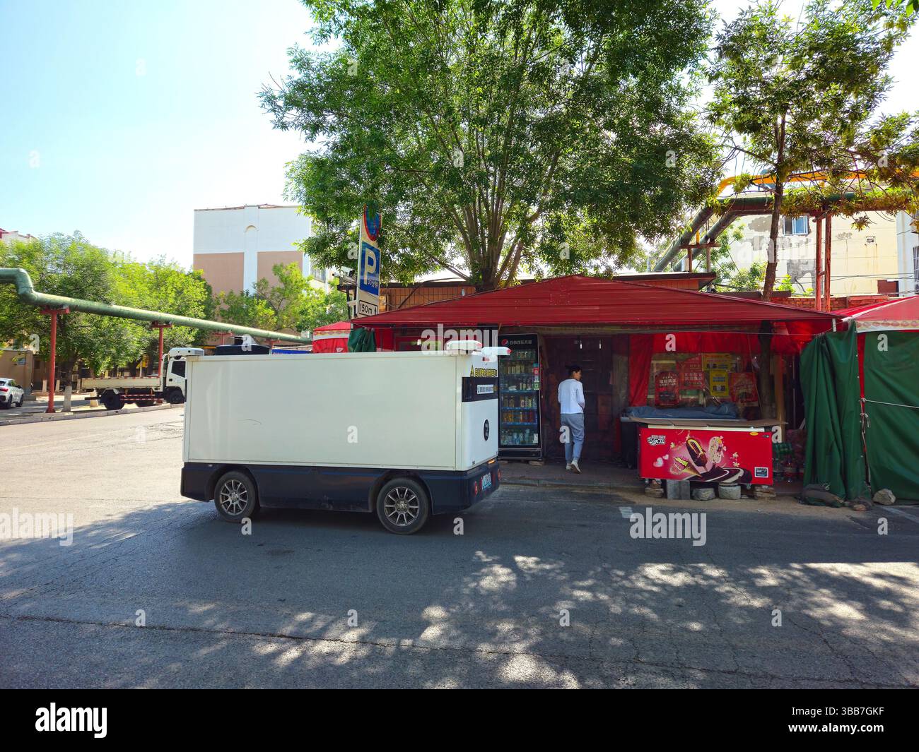 Driverless Electric Delivery Vehicle Serves Chinese Community Shop ...