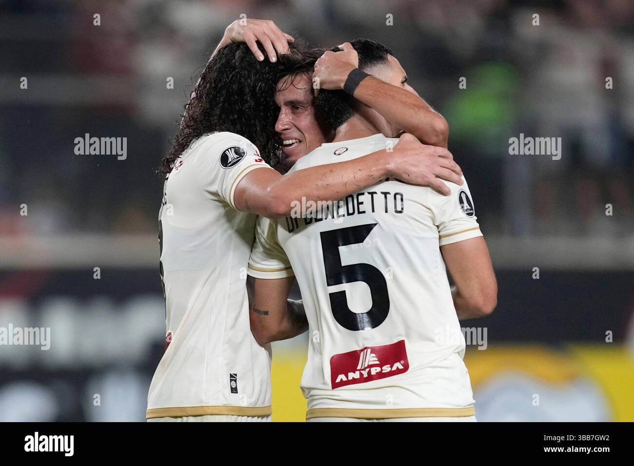 Players of Peru's Universitario de Deportes celebrate after beating 1-0 ...
