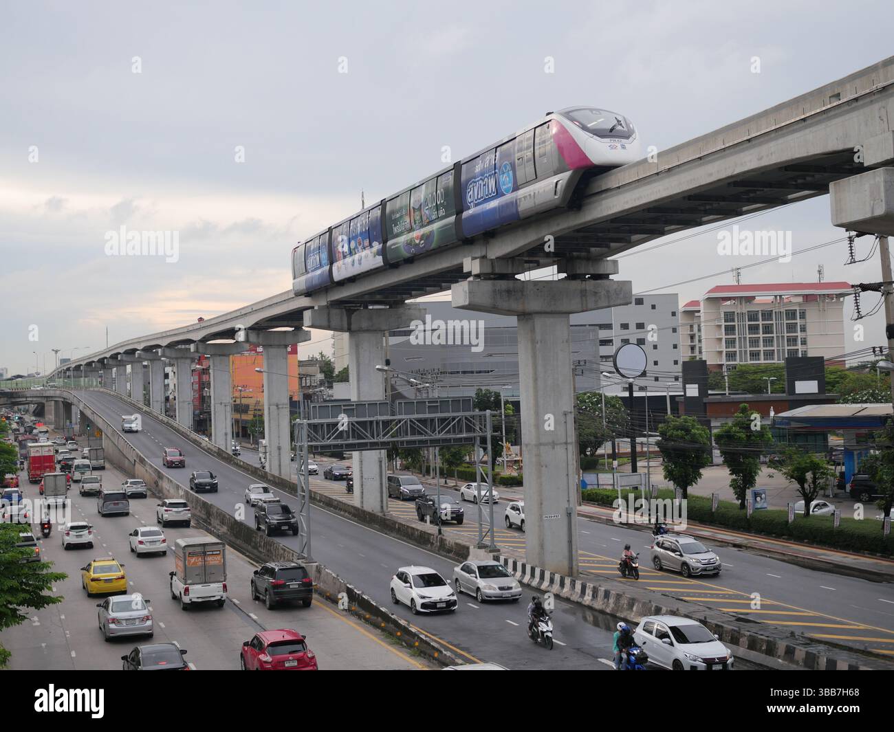 The MRT Pink Line monorail running along Ram Inthra (รามอินทรา) Road ...