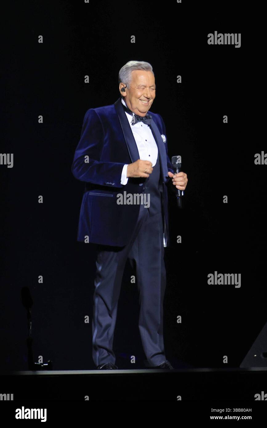 14.05.2025, Roland Kaiser, Sänger, im Konzert live in der Uber Arena ...