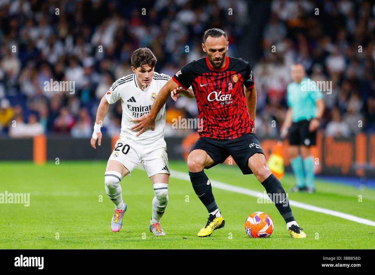 Vedat Muriqi of RCD Mallorca and Fran Garcia of Real Madrid during the ...