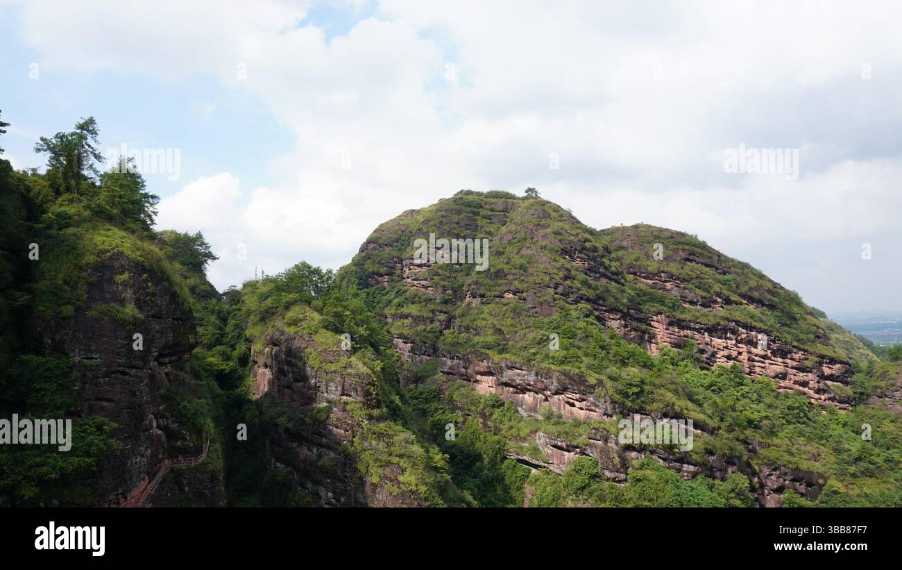 Jufeng Mountain and Tea Gardens in Jinhua: A Harmony of Peaks and Green ...