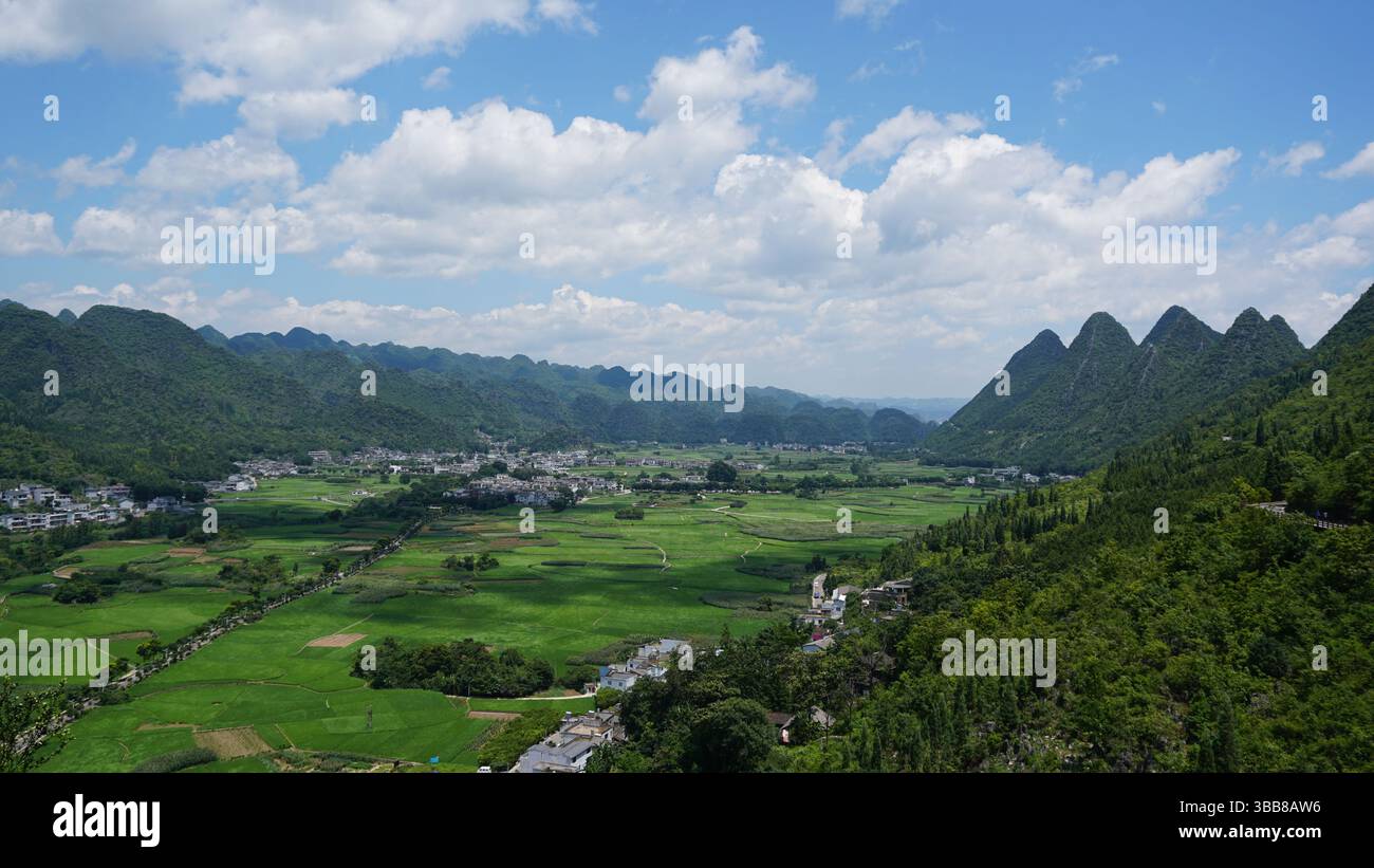 Wanfenglin Scenic Area: A Sea of Karst Peaks in Xingyi, Guizhou Stock ...