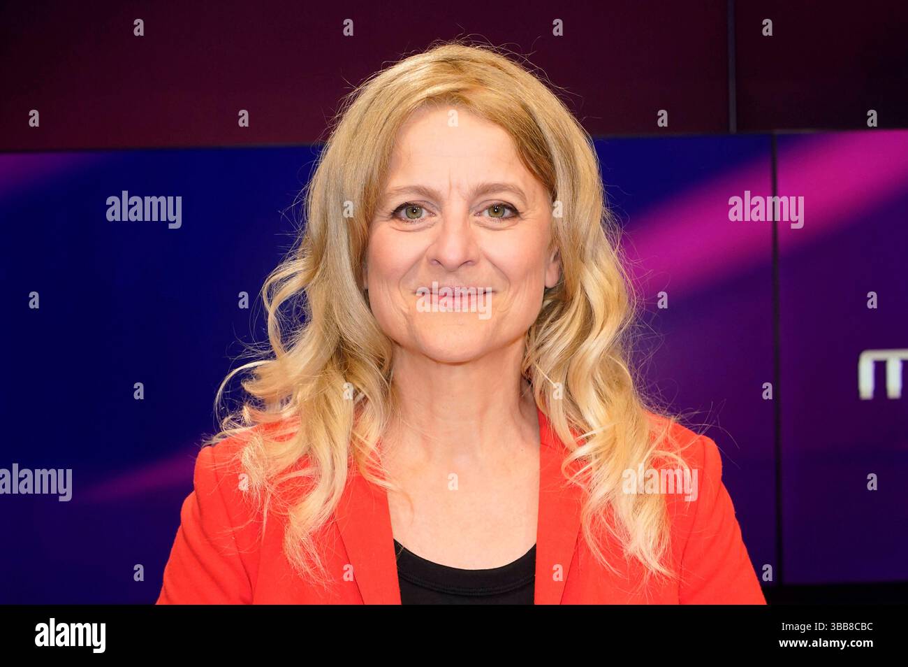 Kristina Dunz in der ARD-Talkshow maischberger im Studio Berlin ...